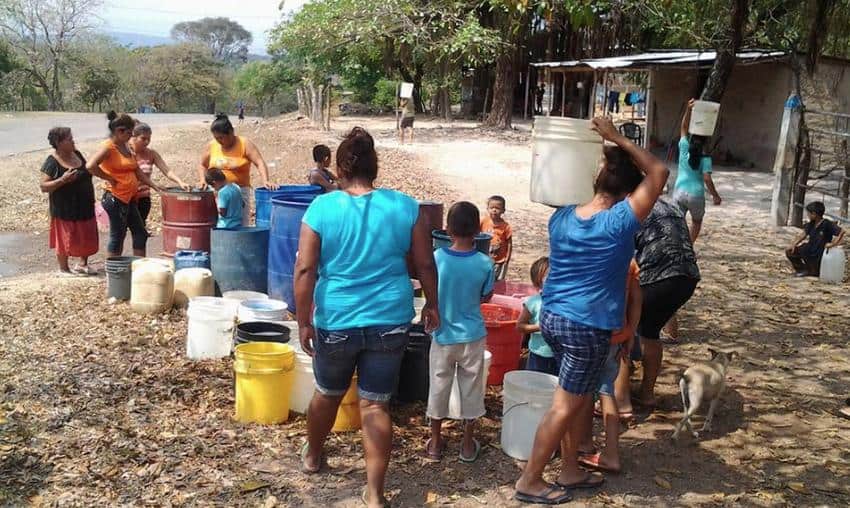 Caminar horas para obtener agua potable, historia de miles de personas